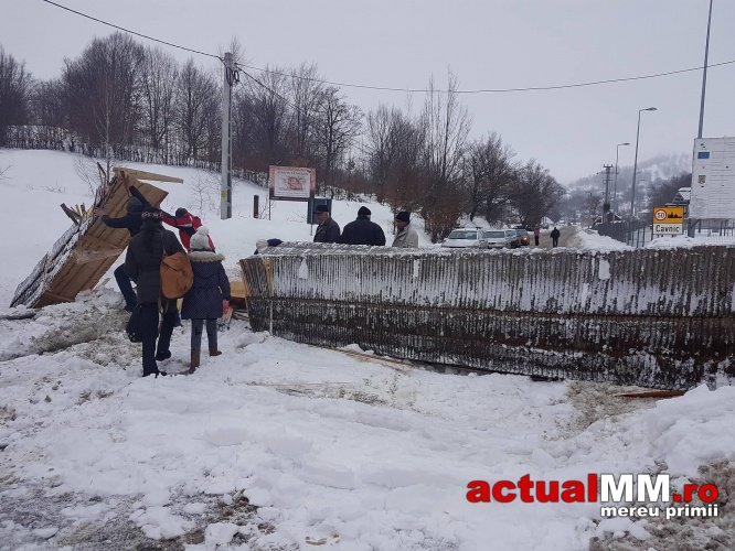 INCIDENT – Poarta de intrare în oraşul Cavnic s-a rupt şi a căzut pe ...