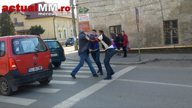 BATAIE - Imagini incredibile - Doi soferi si-au impartit pumni in plina ...