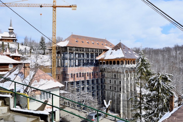 ROHIA - Se va construi o poartă-clopotniţă la intrare în Mănăstirea ...