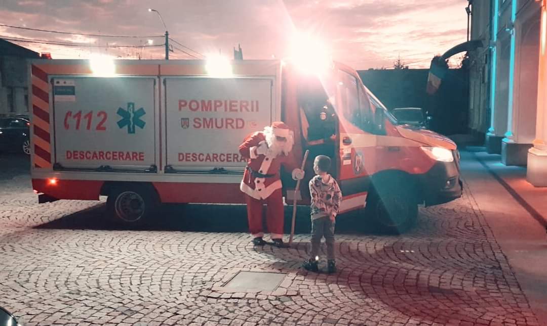 MOȘ CRĂCIUN A AJUNS CU AUTOSPECIALA ÎN BAIA MARE - Magie și bucurie ...
