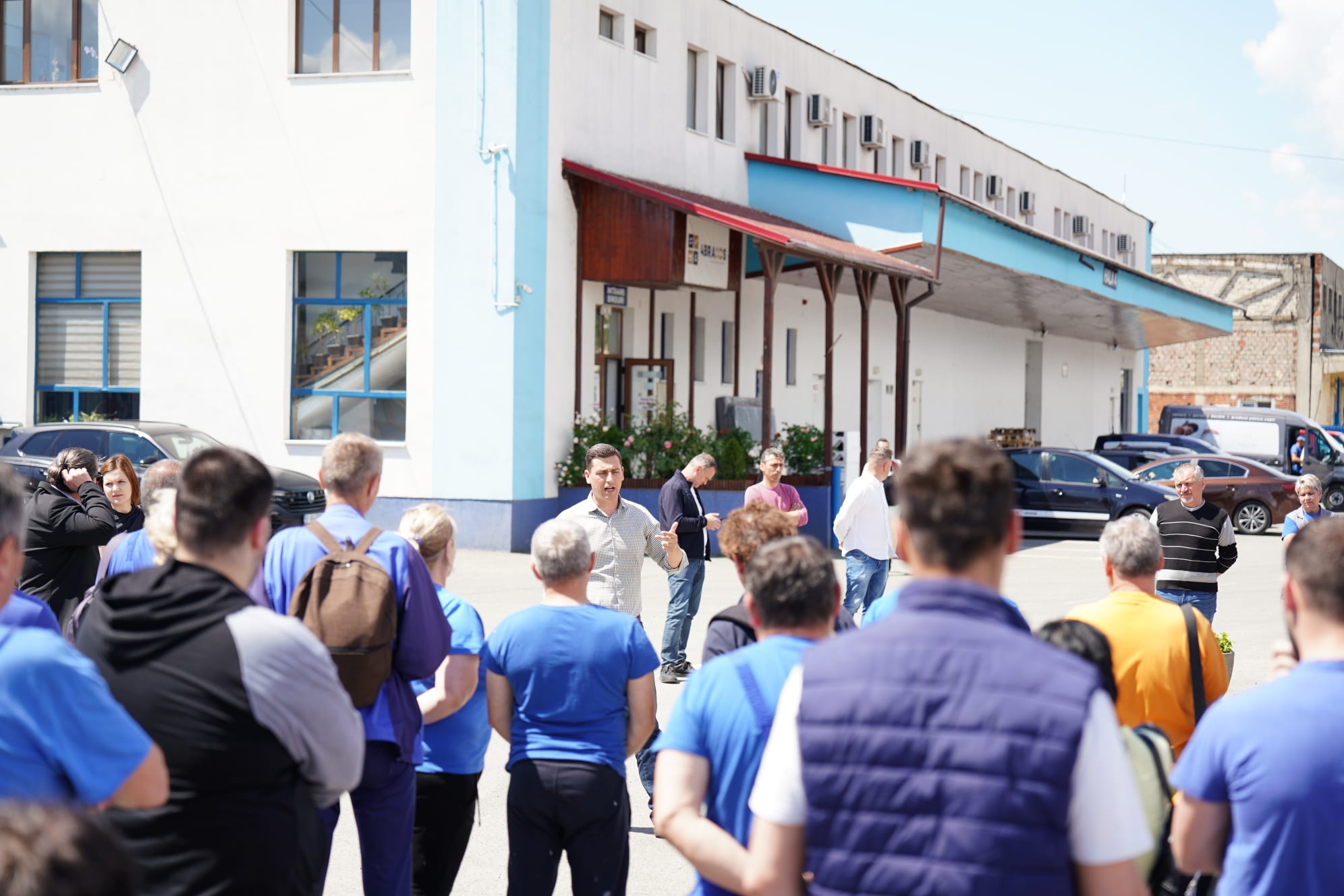 Ionel Bogdan și echipa sa alături de antreprenorii și angajații ...