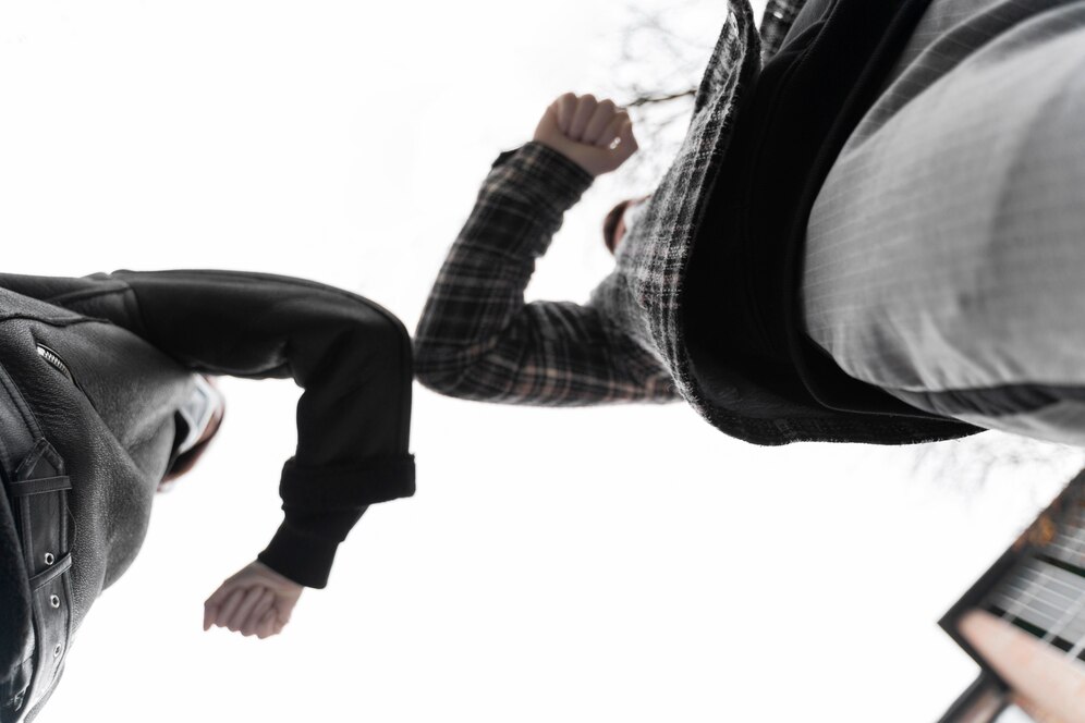 CONFLICT VIOLENT PE STRADA MOTORULUI – Tânăr agresat cu un obiect ...