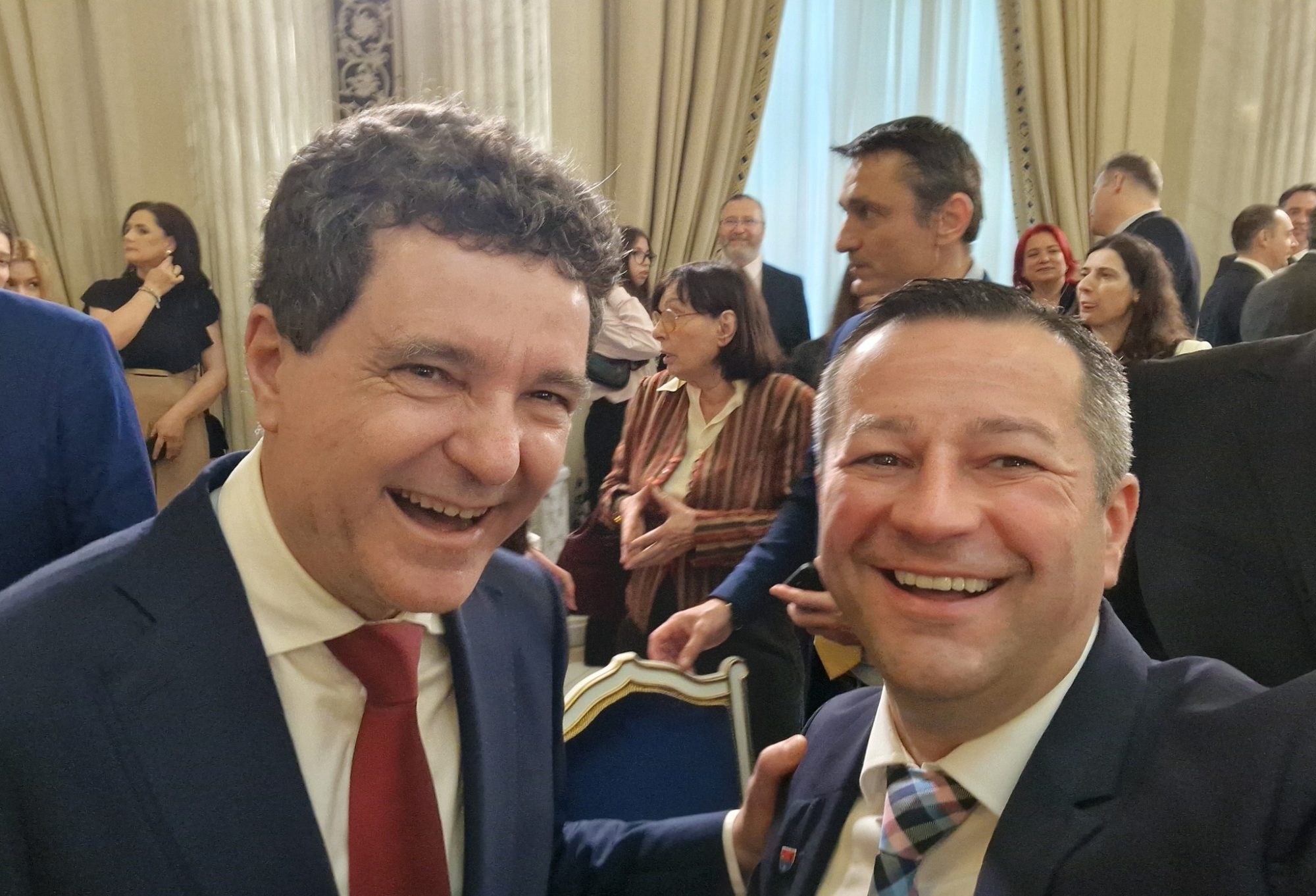 Consilierul județean Adrian Todoran (PMP), la masa președintelui ...