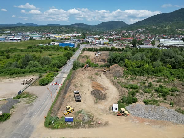 VEȘTI BUNE PENTRU ȘOFERI | A început montarea podului tehnologic peste ...